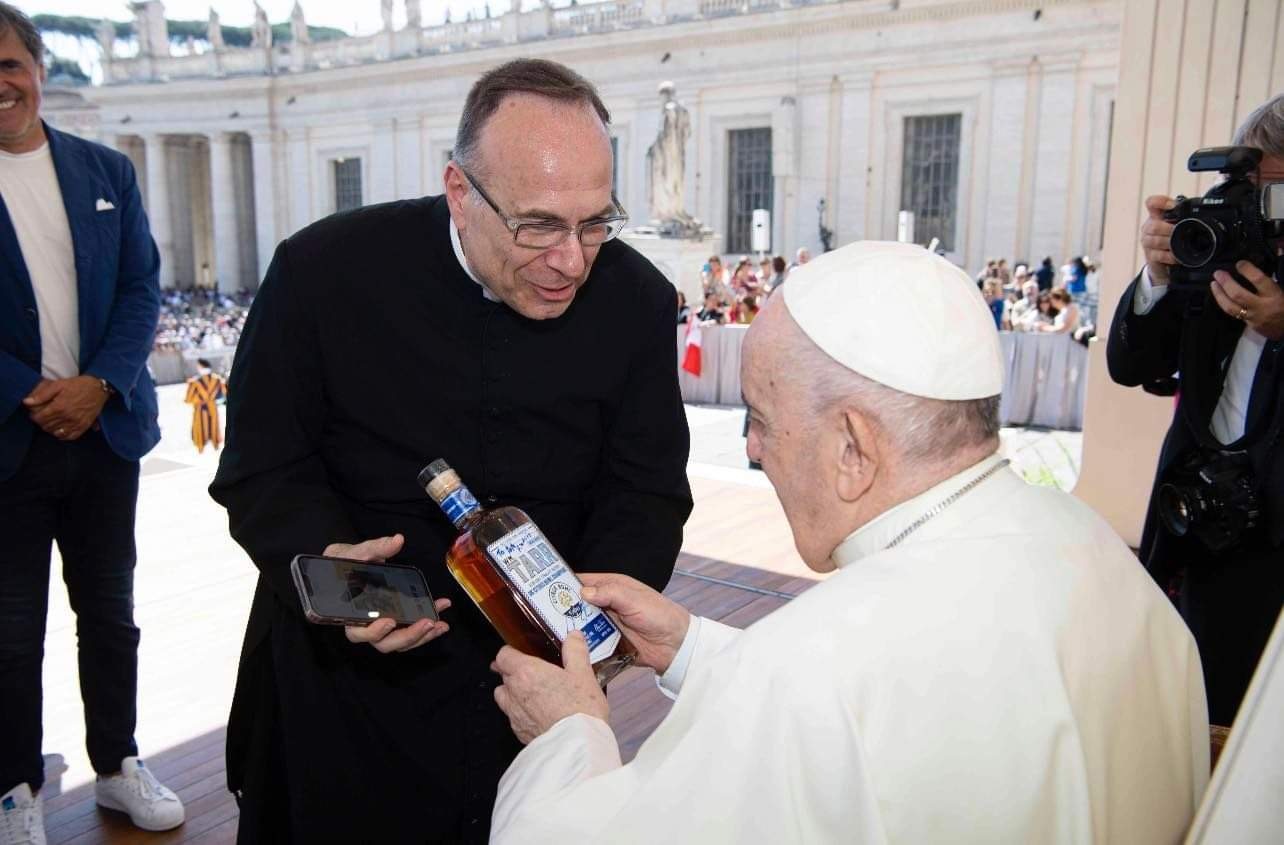 No, it's not Photoshopped. The Pope Gifted a Bottle of William Tarr ...